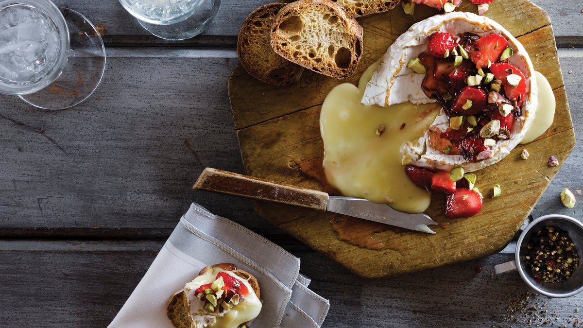 Baked Brie Recipe with Honey | Brie, Honey and Strawberry Toast Recipe